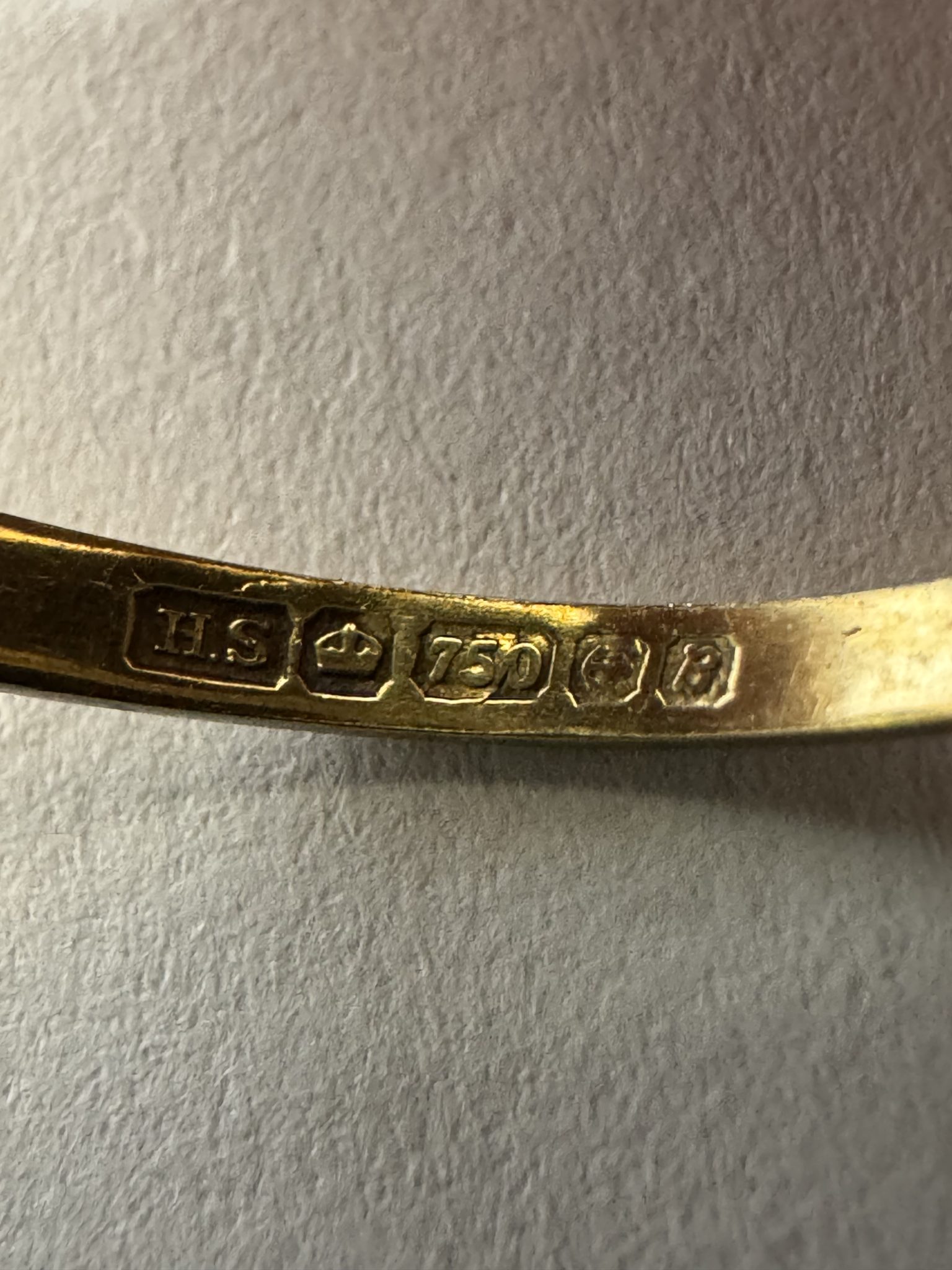 Stamped Vs Hallmarked – Plus Gold Refining Ltd